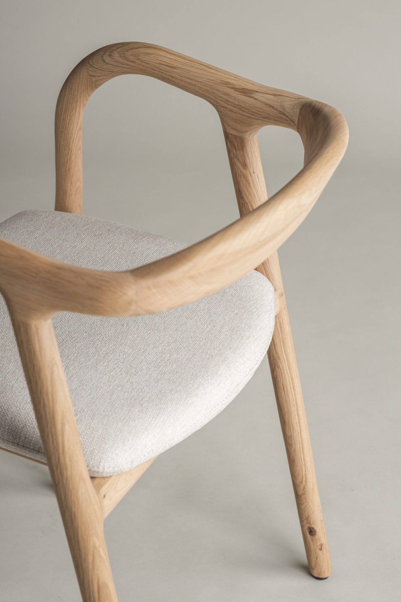 Mosso chair, skillfully crafted from solid wood by Charlie Pommier.